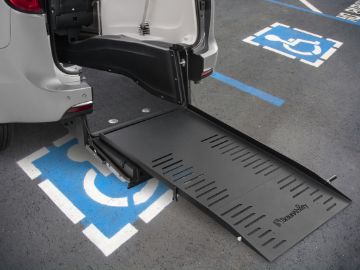 Chrysler Pacifica Wheelchair Van- BraunAbility Manual Rear-Entry